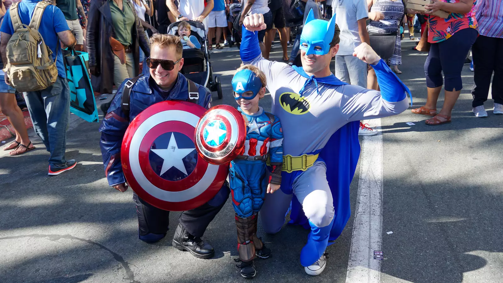 2019'da süper kahraman kostümleri giyen ve San Diego Comic-Con'un dışında fotoğraf çeken insanlar