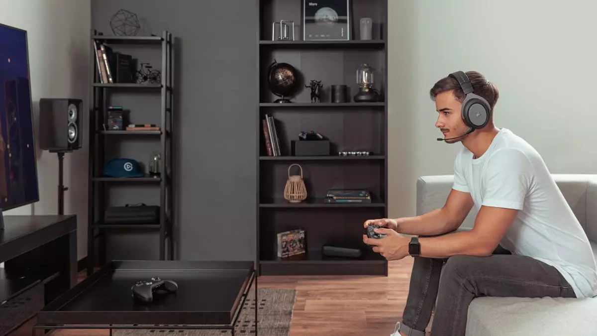 Mann, der im Wohnzimmer auf der Xbox Series X spielt.