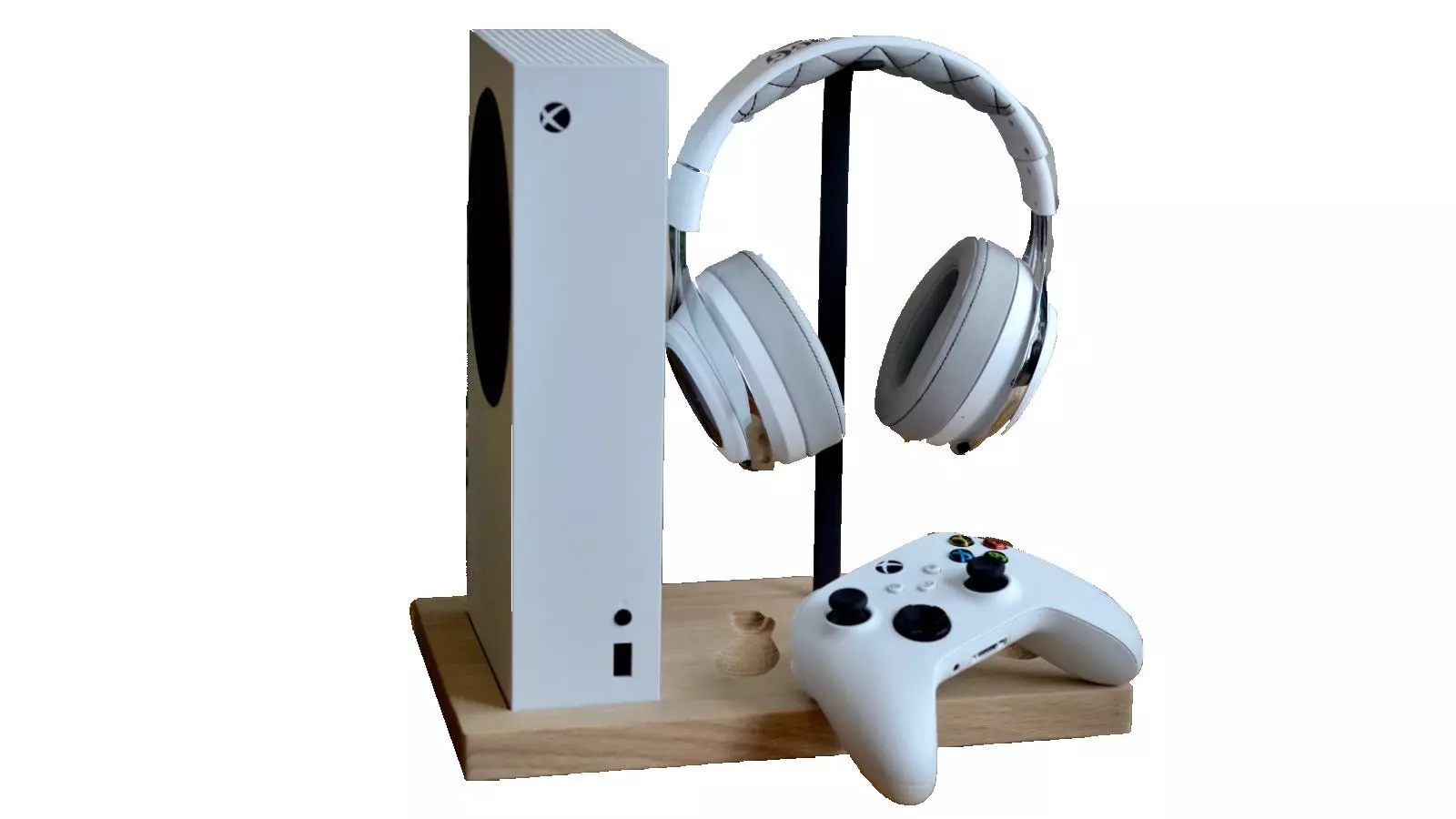 Stand layar Trifecta dengan Xbox, Xbox Core Controller, dan headset gaming nirkabel ditampilkan di sana.