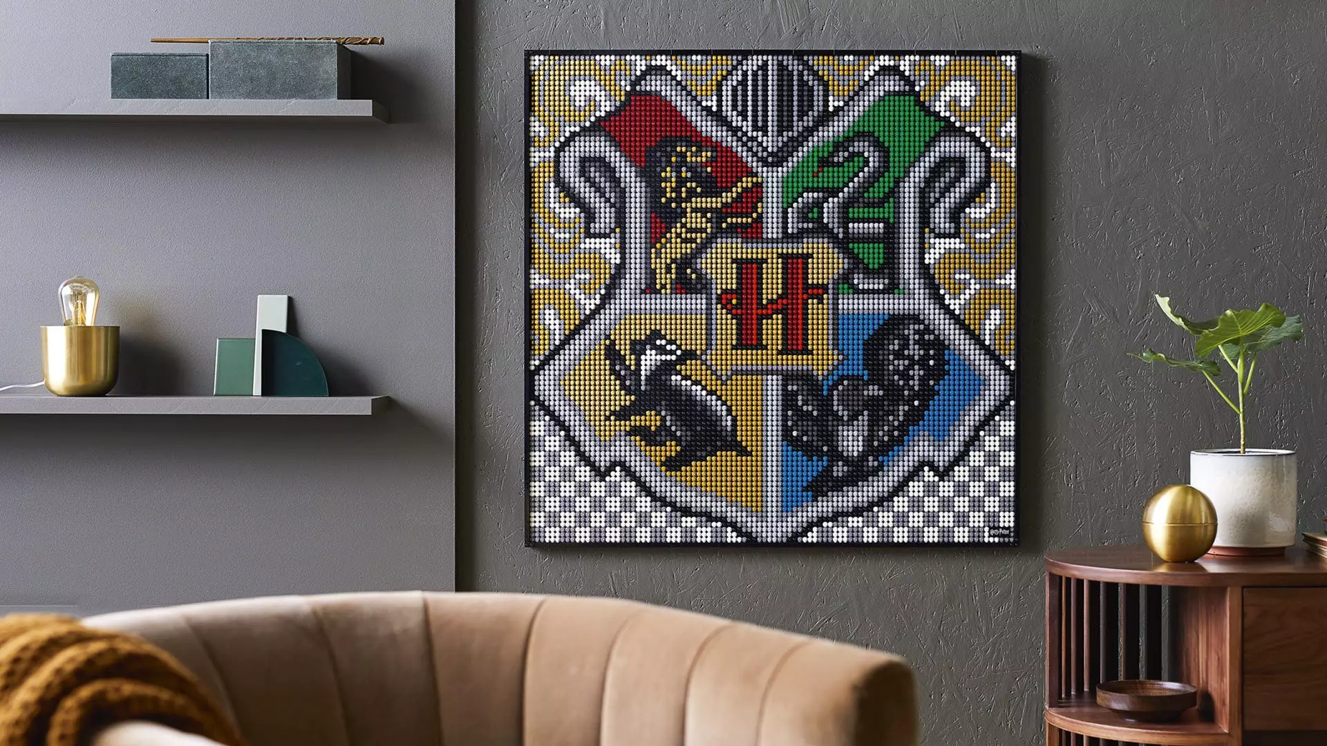 Garagaza ko uri Hufflepuff Yukuri Hamwe na $ 120 LEGO Hogwarts Crest Artwork
