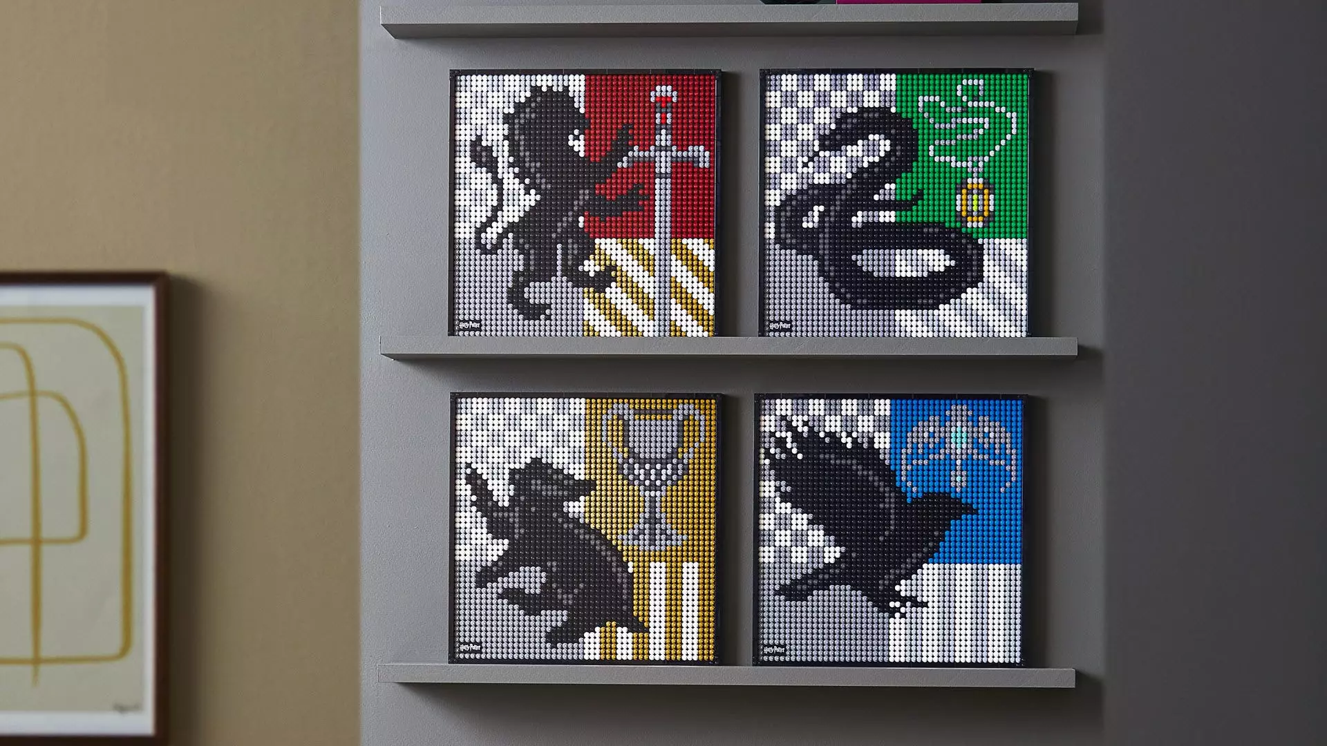 LEGO ပုံစံဖြင့် ဘေးချင်းကပ်နေသော Hogwarts Crests လေးခု