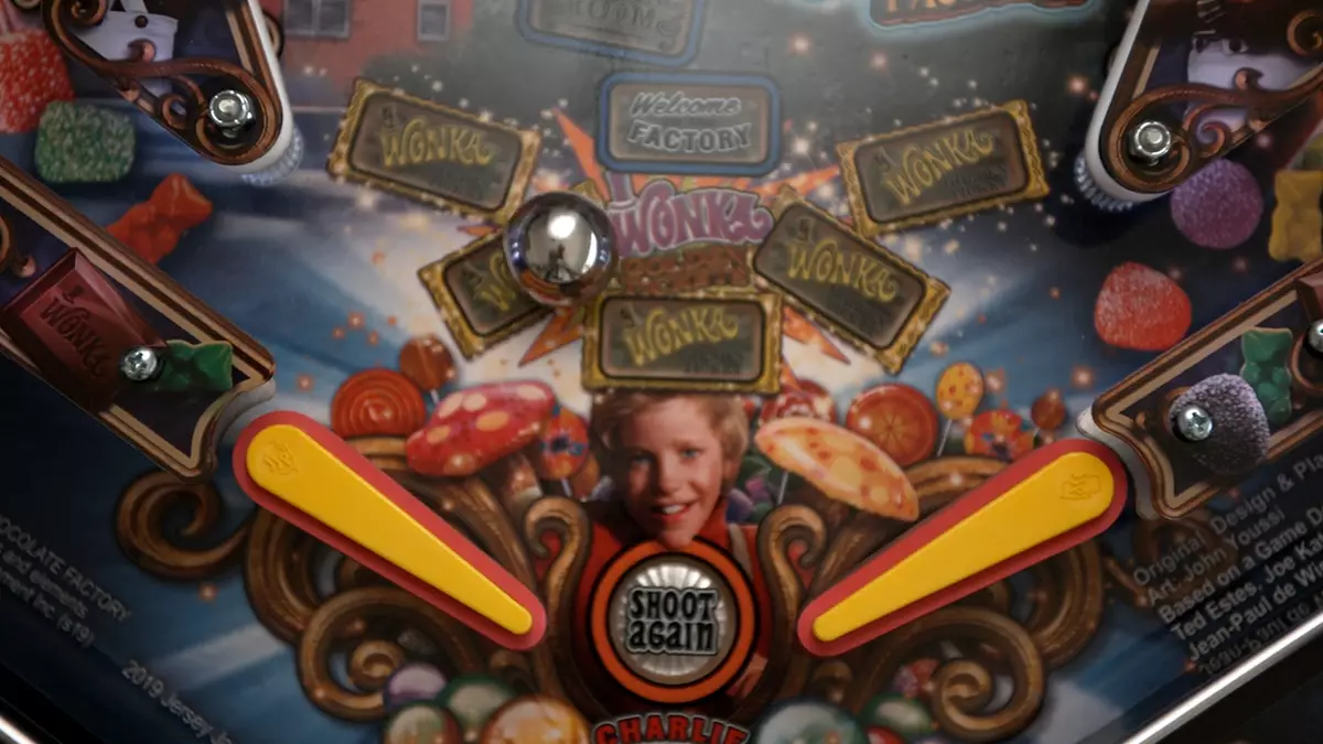 një imazh i makinës së pinballit Willy Wonka të përdorur në videon e The Slow Mo Guys.