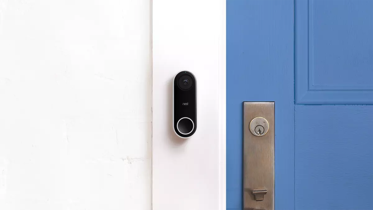 Un timbre de vídeo Nest Hello xunto a unha porta azul.