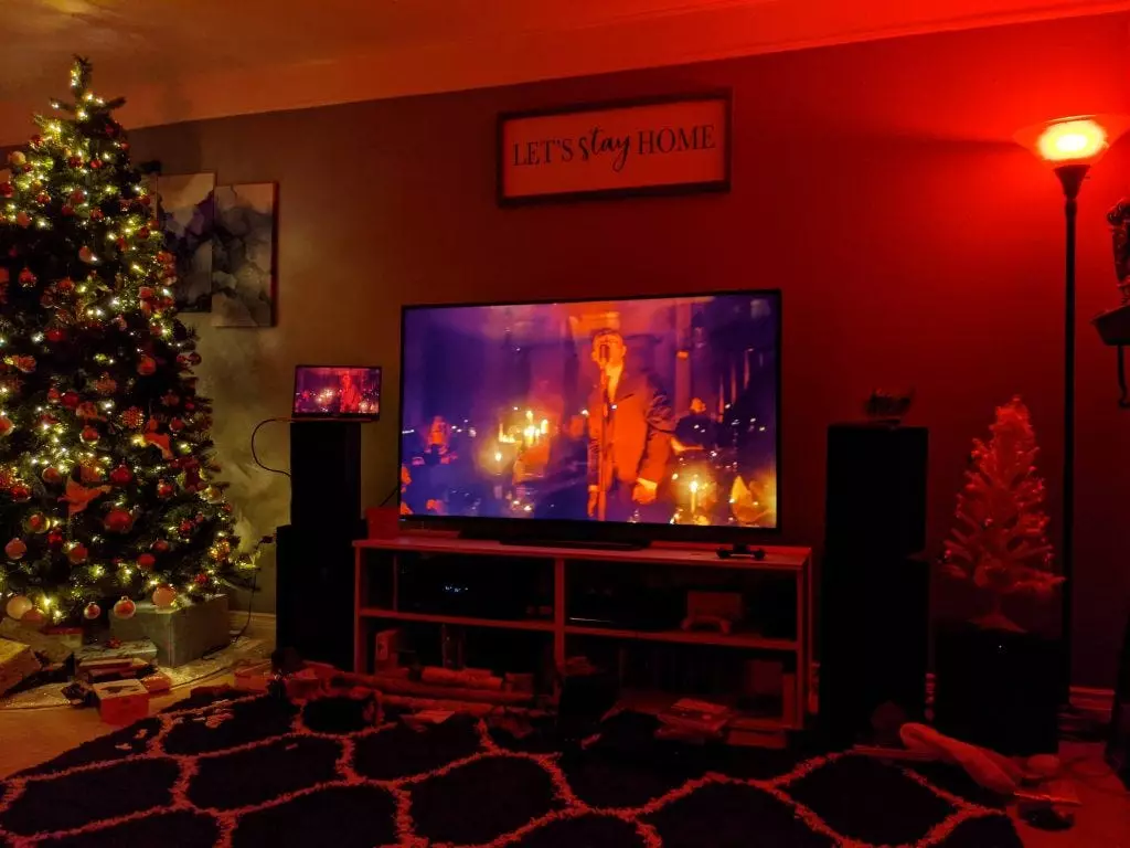 Pixel 5 Contoh: Bidikan cahaya redup dalam ruangan dengan TV dan lampu merah