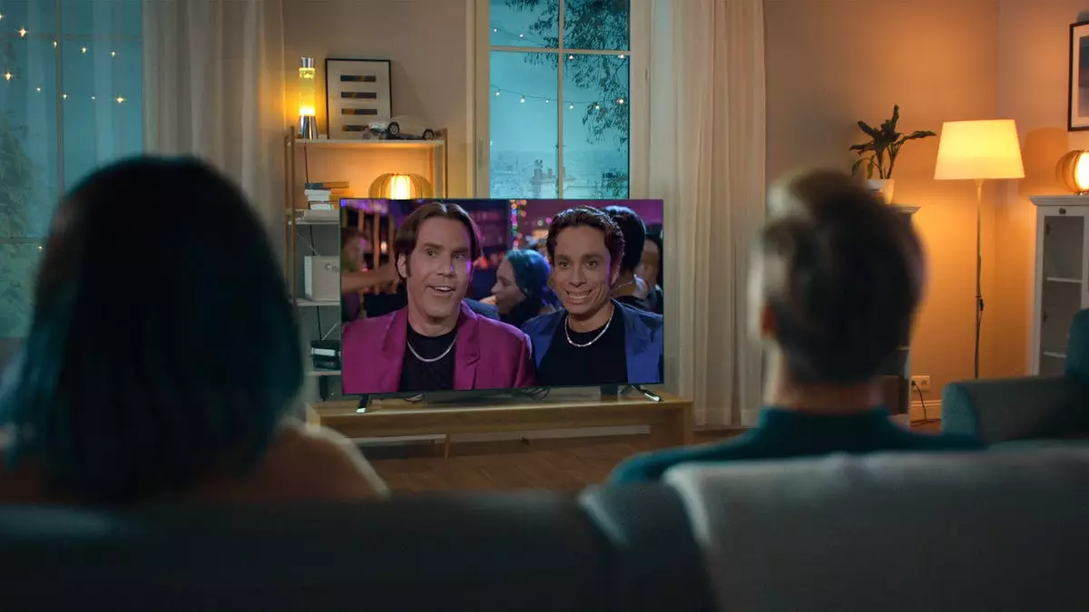 Két ember nézi az „A Night at the Roxbury” című filmet a tévében.