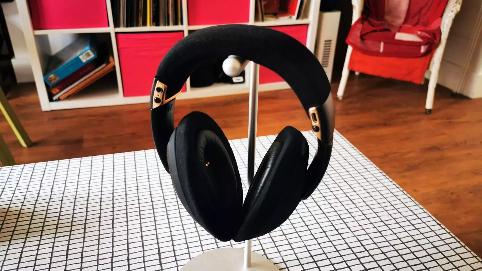 kokoon slušalke na stojalu za slušalke