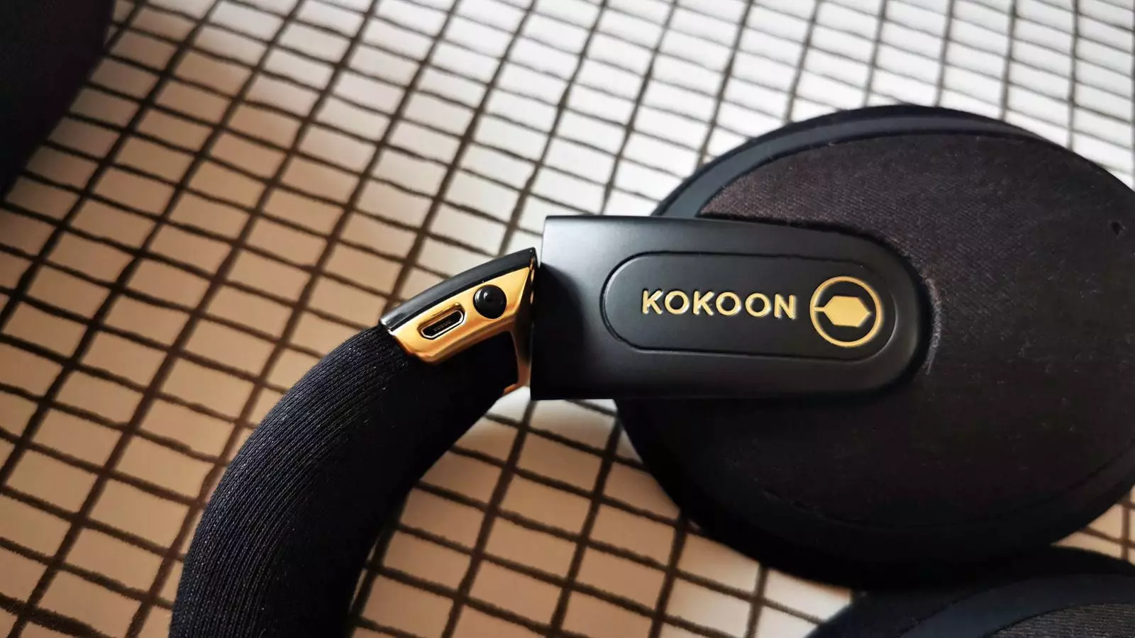 Controles del auricular derecho de los auriculares Kokoon