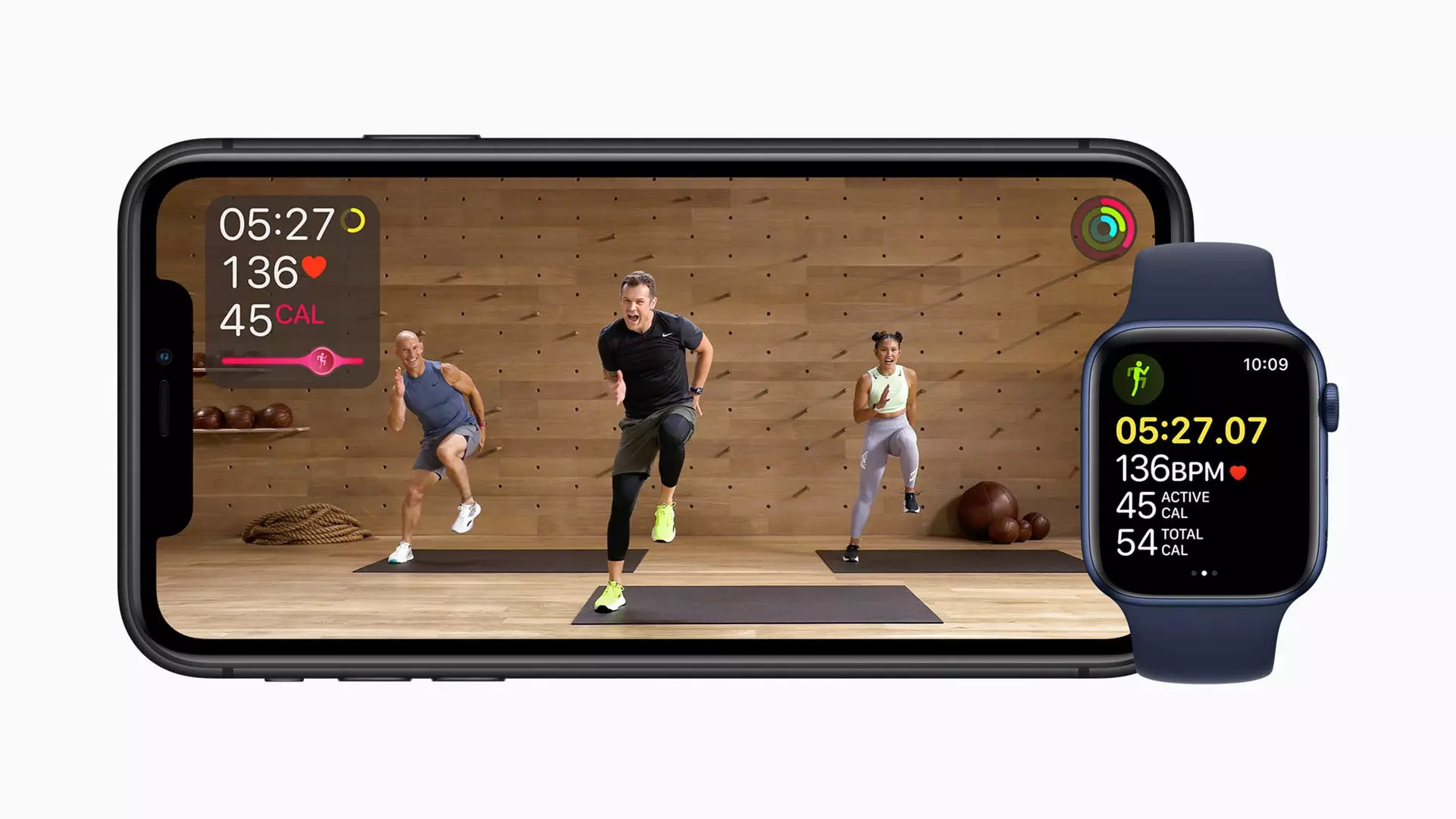 Apple pulkstenis blakus iPhone tālrunim ar trenažieriem ekrānā un Apple Watche statistiku ekrānā.