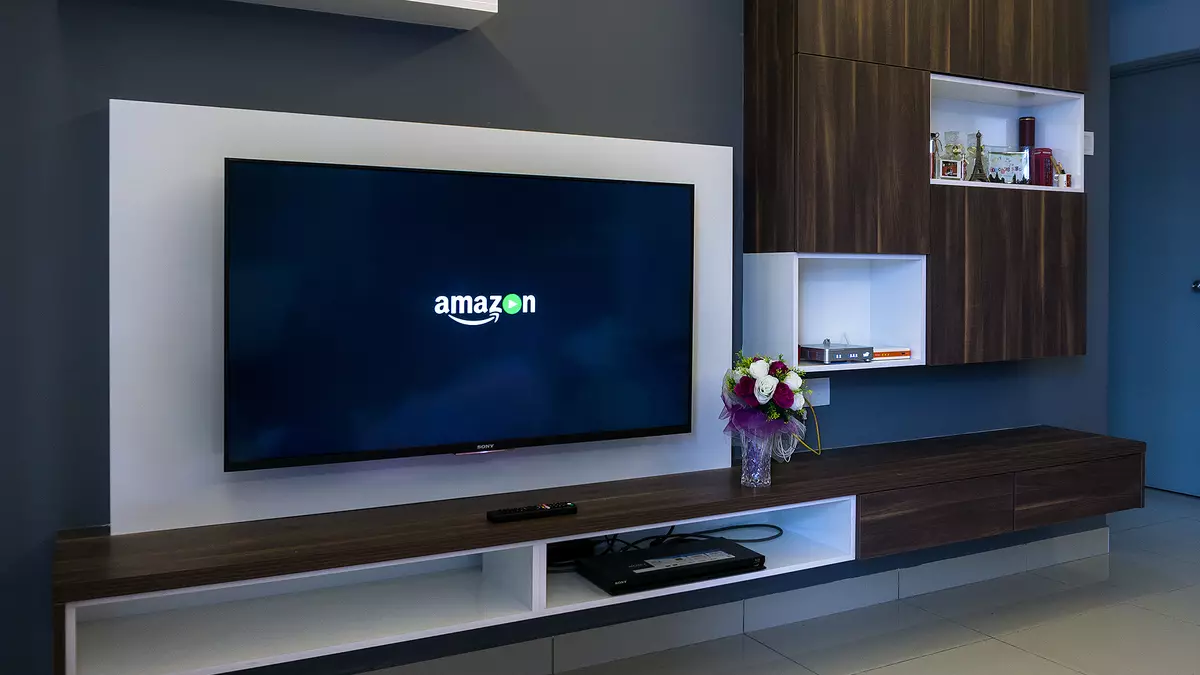 Televizors ar Amazon Prime Video logotipu.