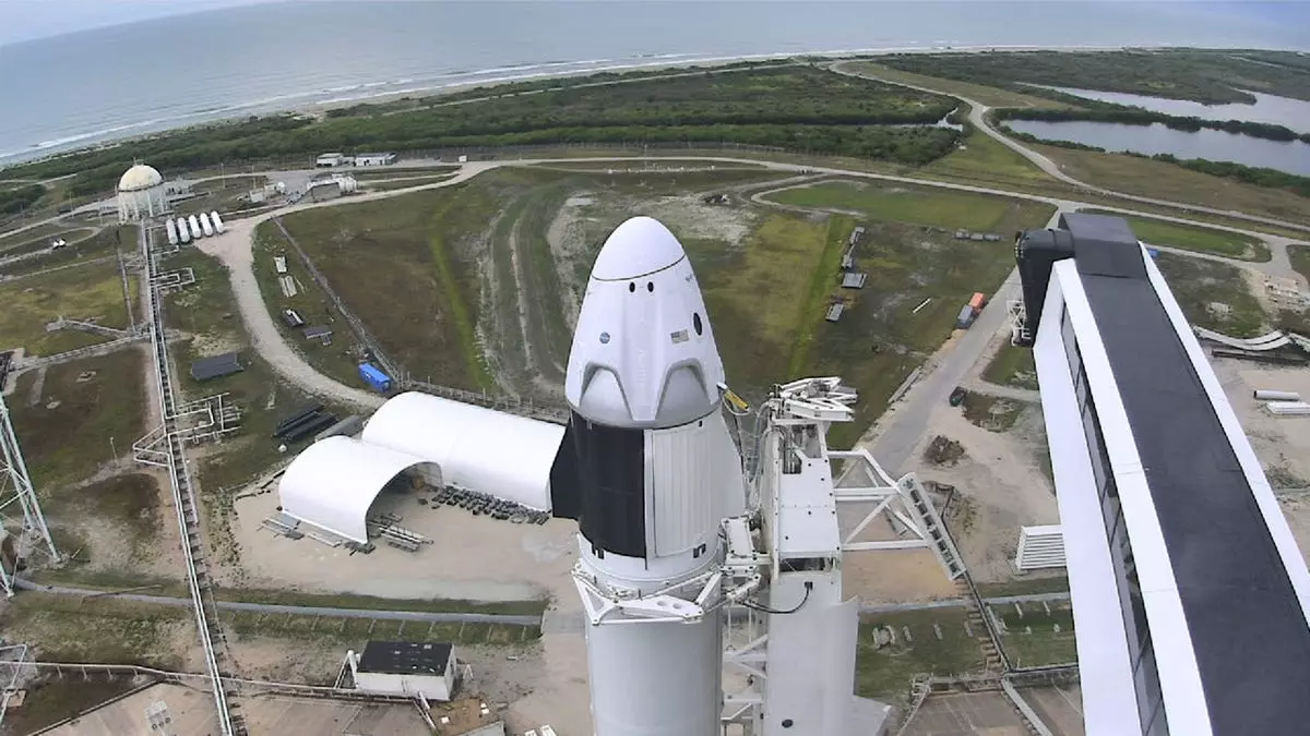 A Falcon 9 rakéta kilövési pozícióban.