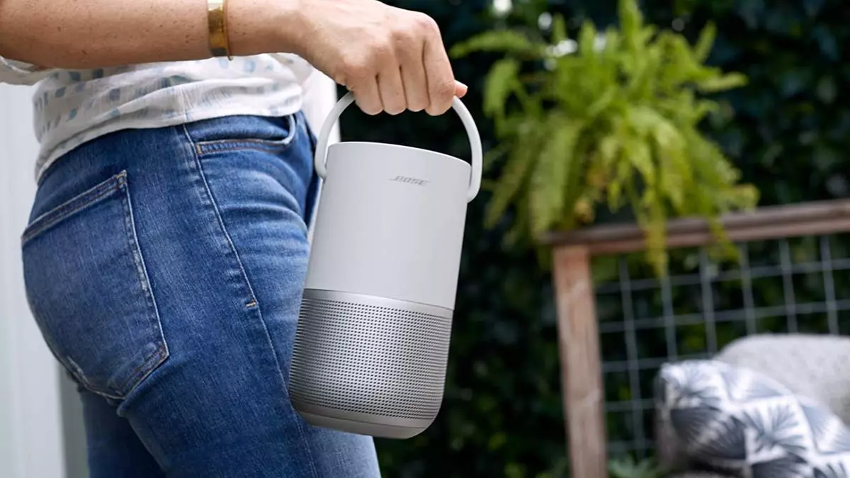 Einstaklingur með Bose Portable Home Speaker