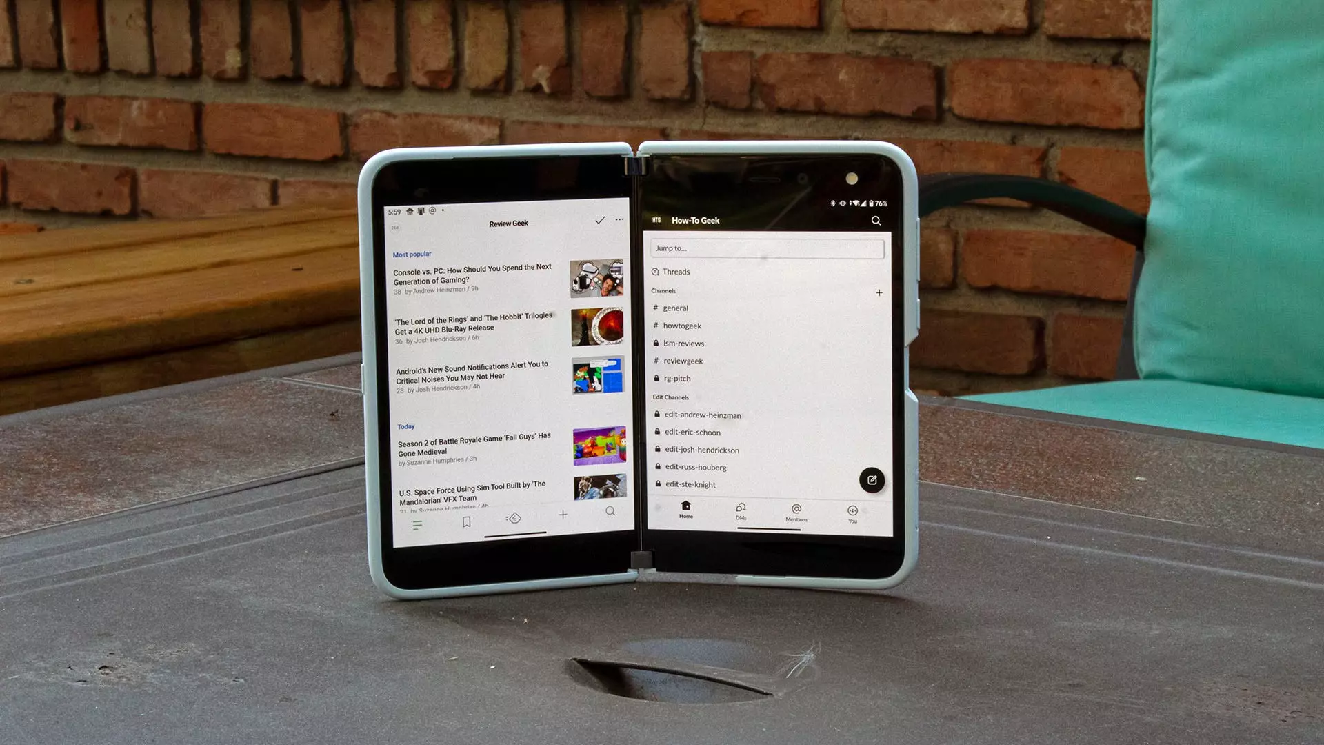 Surface Duo ที่มีแอป Feedly เปิดอยู่บนจอแสดงผลหนึ่ง และ Slack ในอีกหน้าจอหนึ่ง