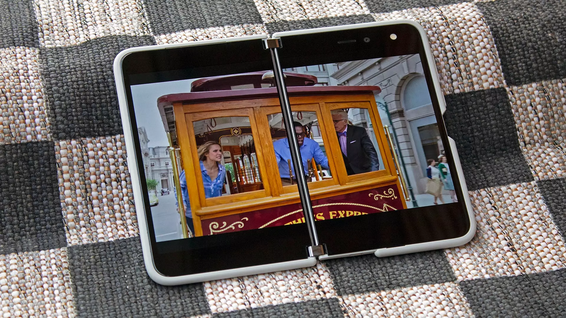 Epizoda 'Dobrog mjesta' protegla se na dva zaslona Surface Duo, s ružnim razmakom koji je razbijao sliku u sredini.