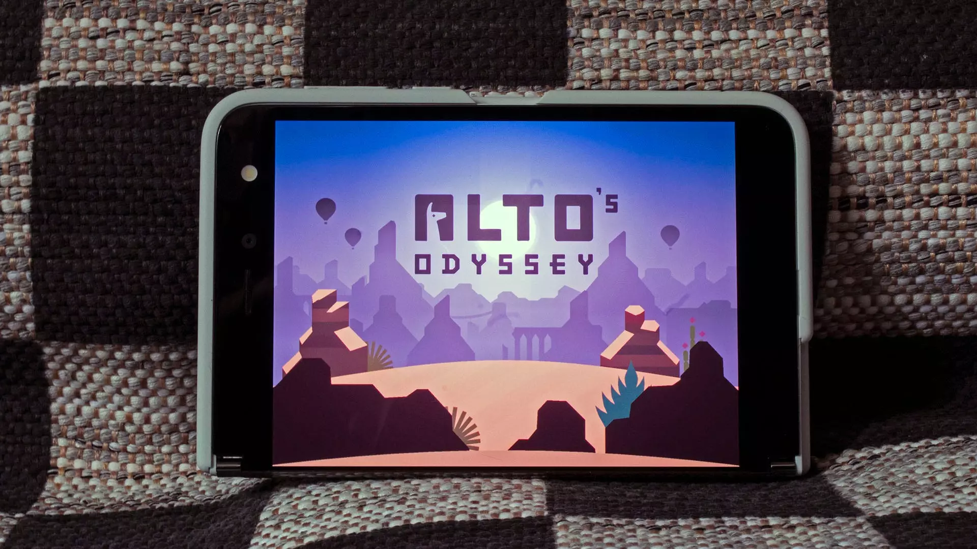 Surface Duo wyświetlający tylko jeden ekran i grająca w Oddessey Alto.