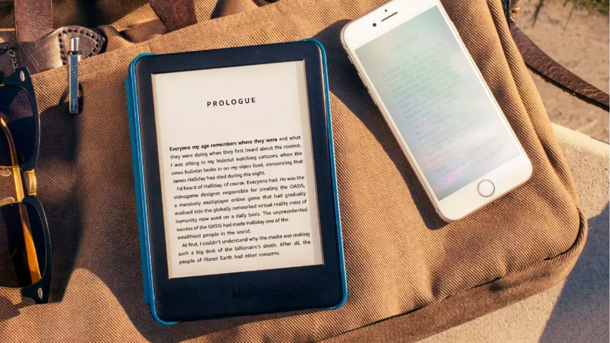 Amazon Kindle liggend op een zak in zonlicht.