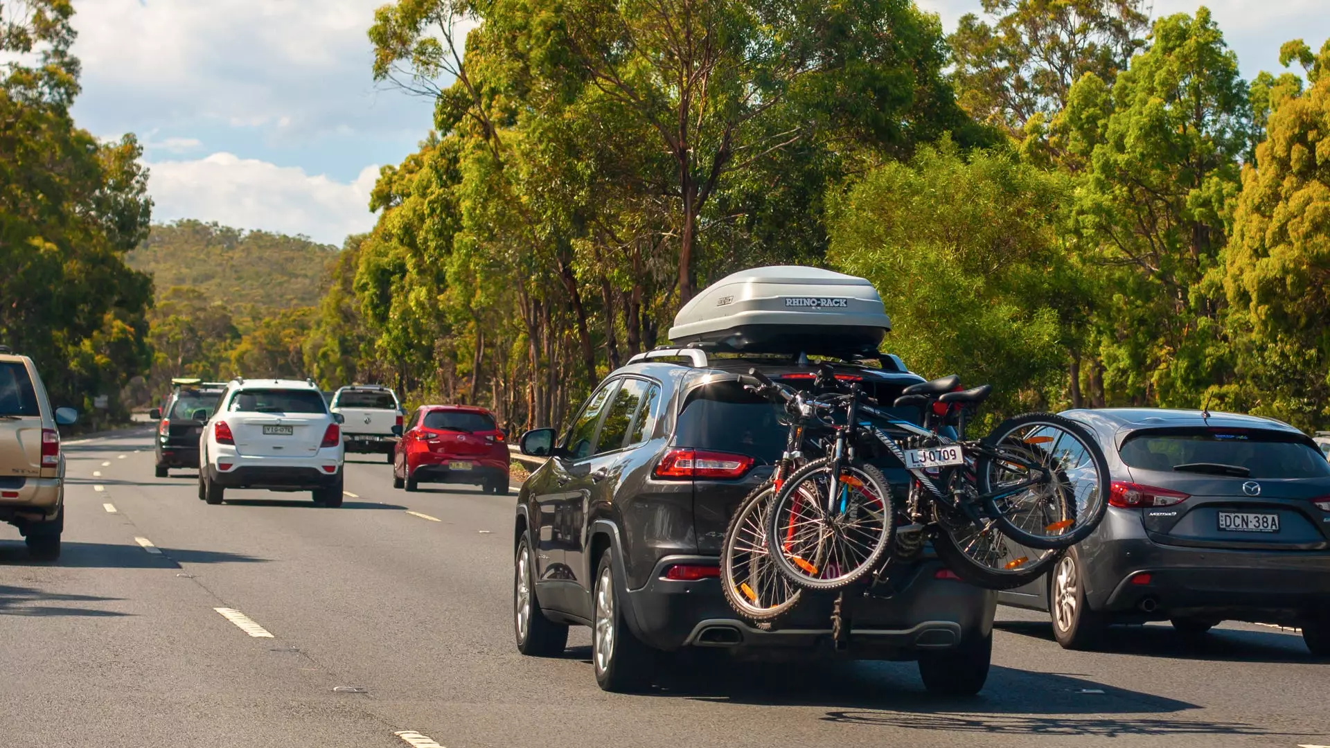 裝有行李架和自行車的汽車