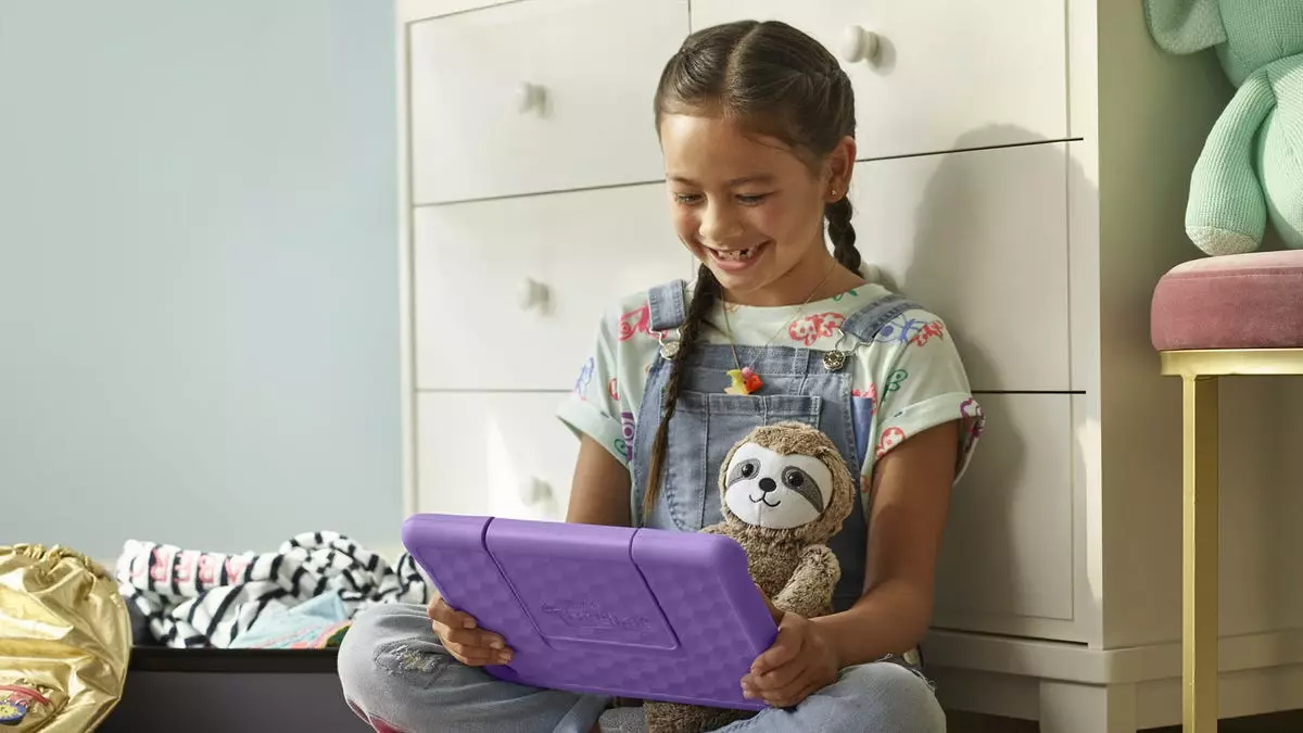 Een jong meisje kijkt naar een Amazon Kids+ Fire Tablet