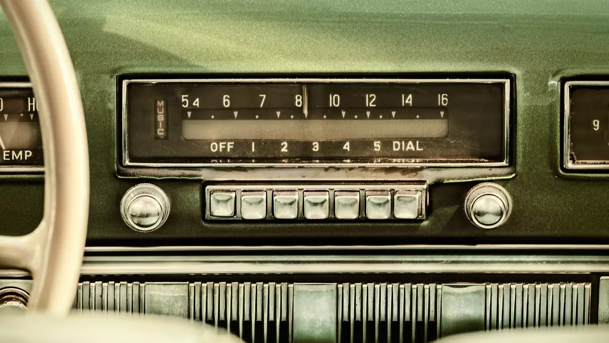 Klasik bir arabanın içinde bir radyo