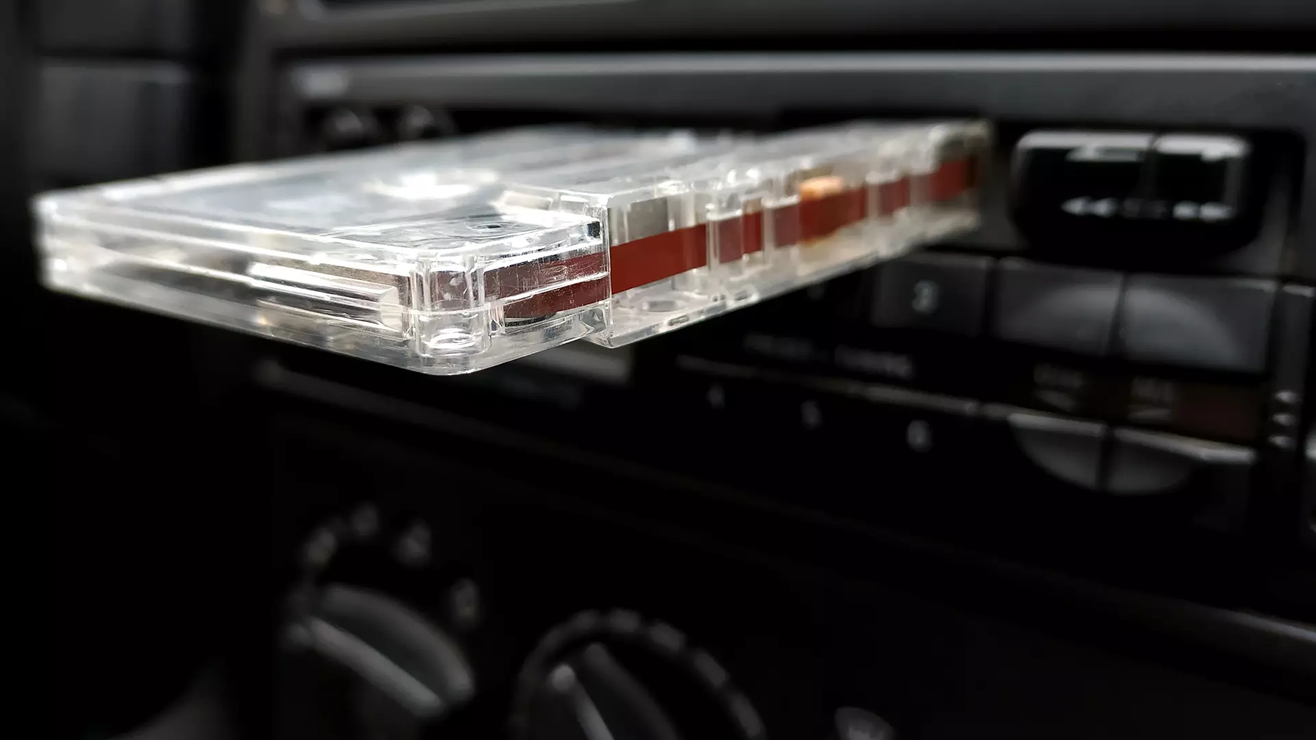 Bir arabanın içinde bir kasetin asılı olduğu bir teyp.