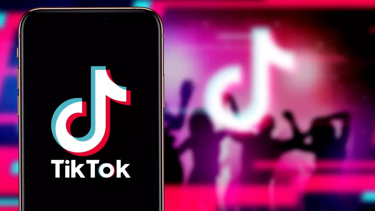 Programu ya TikTok kwenye iPhone mbele ya nembo ya TikTok na silhouettes za watu wanaoshiriki karamu