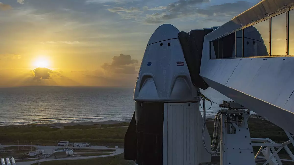 Uma vista lateral da cápsula do dragão SpaceX.