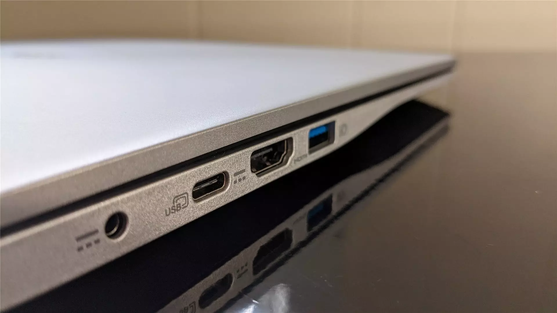 Ноутбукның сул ягында портлар: баррель, usb-c, hdmi, һәм usb-a 3.0