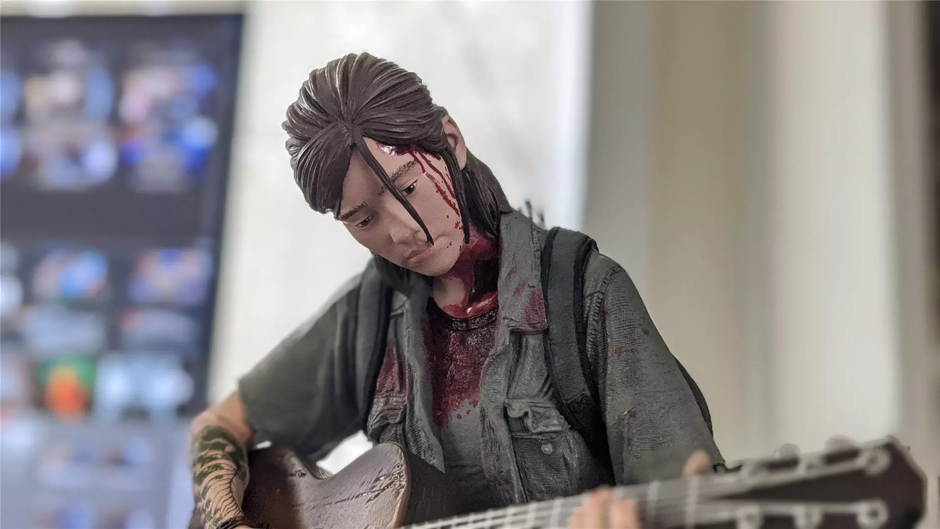 Um retrato da estátua de Ellie na caixa The Last of Us Part II Collector's Edition