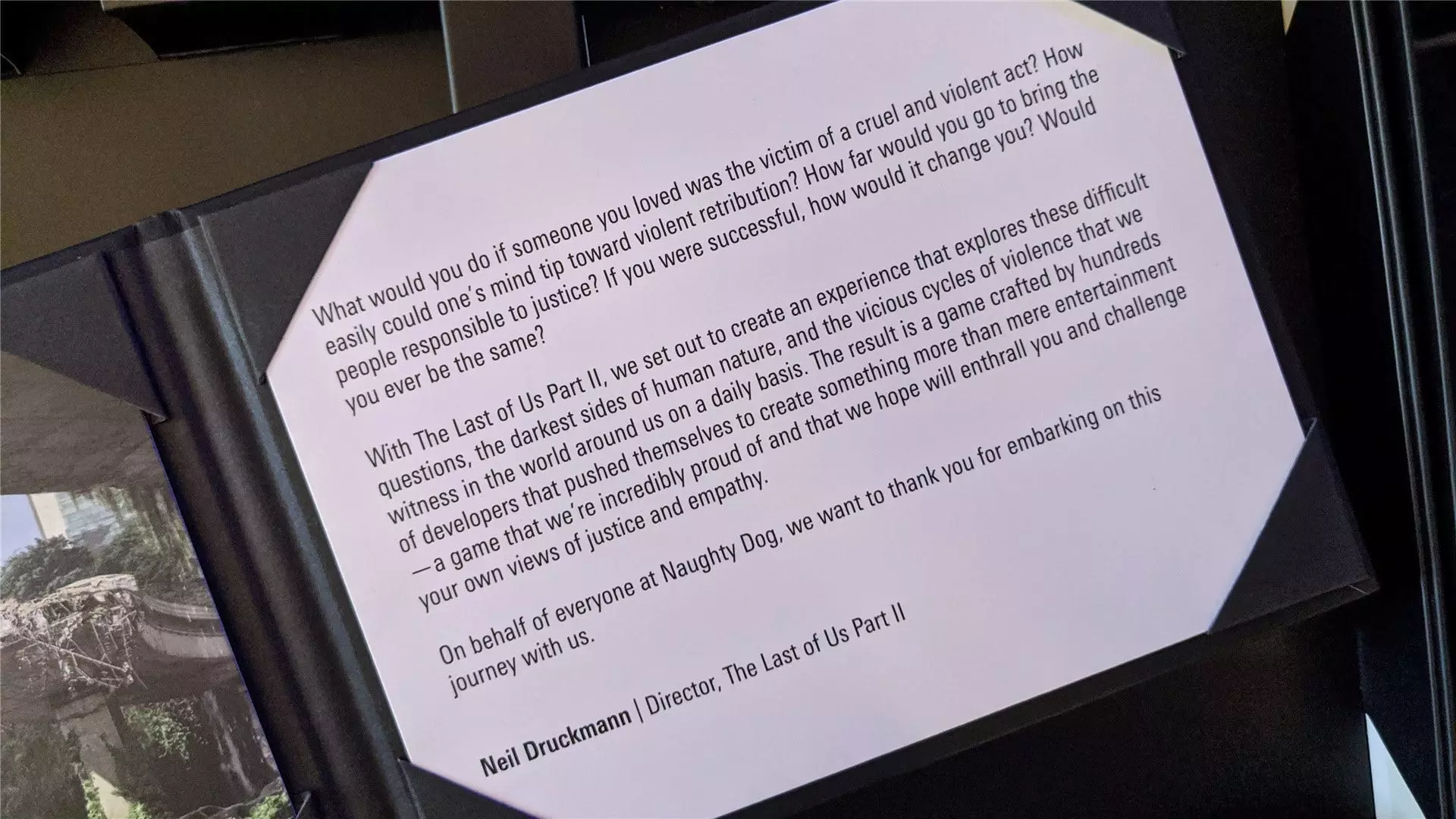 תקריב של מכתב התודה, שנכתב על ידי במאי הכלב השובב ניל דרוקמן
