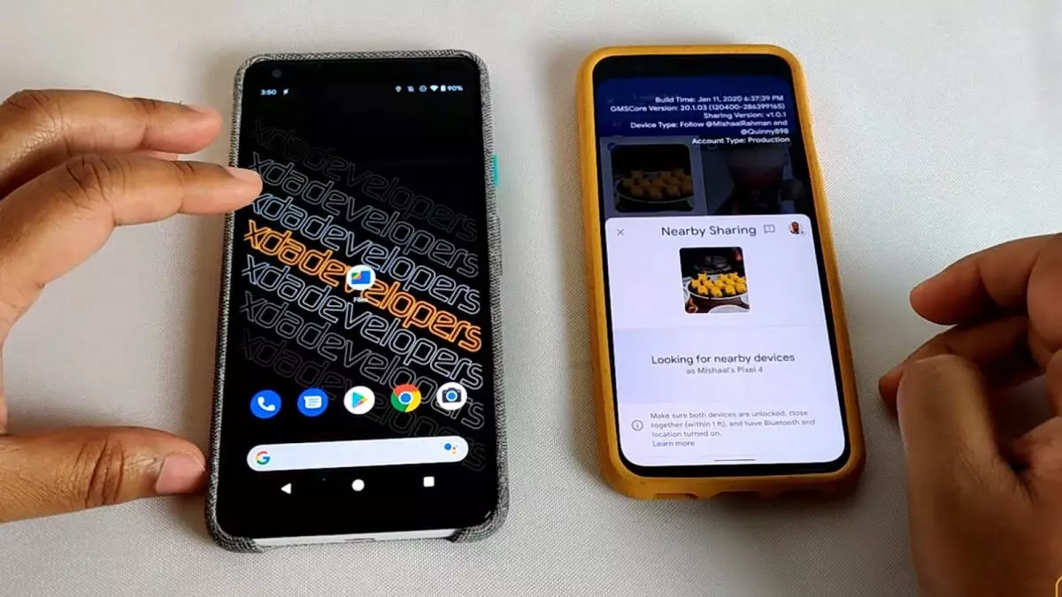 Kaks Android-telefoni, mis demonstreerivad läheduses jagamist