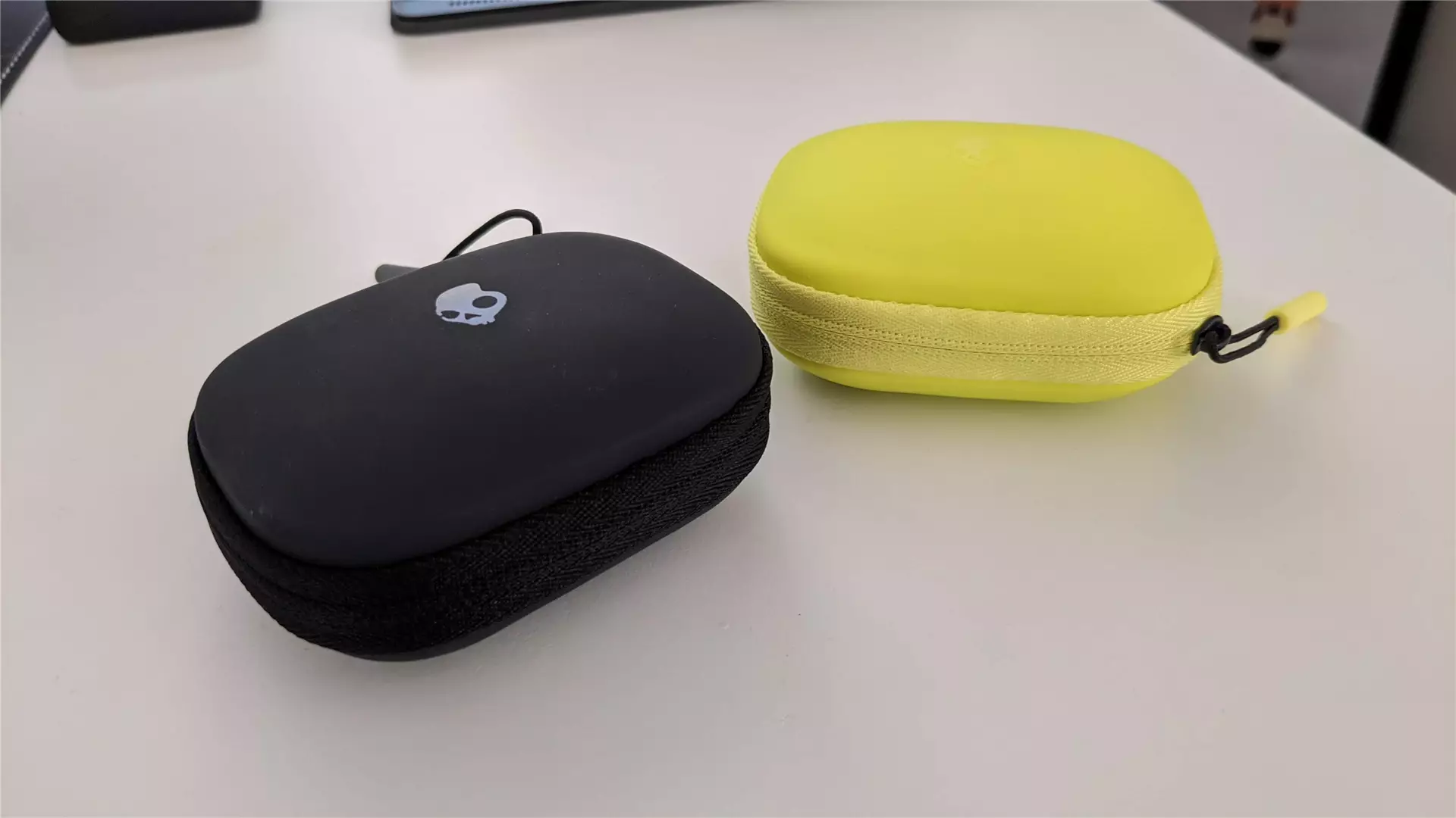 Das Skullcandy Push Ultra Case mit Reißverschluss (schwarze und gelbe Modelle)