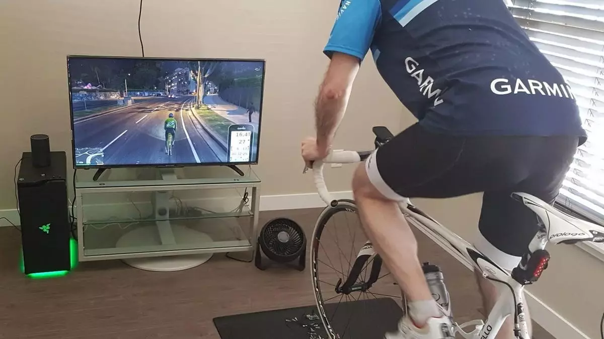 Un ciclista su un trainer intelligente che gioca a GTAV