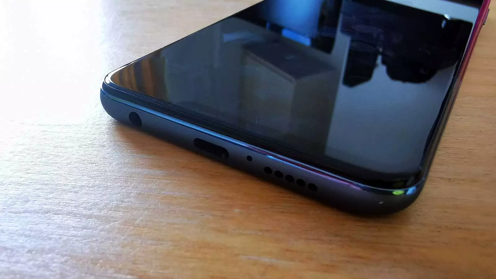 Kuva Xiaomi Redmi Note 9 Prosta pöydällä.