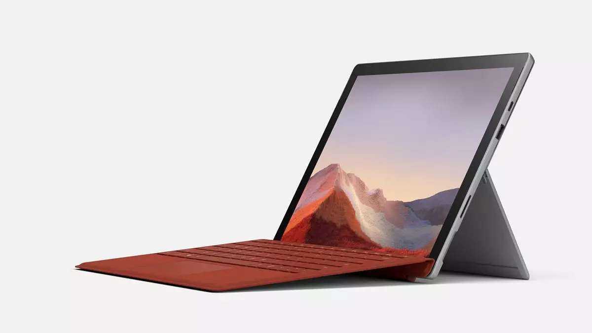 Microsoft Pro 7 с красной крышкой клавиатуры.