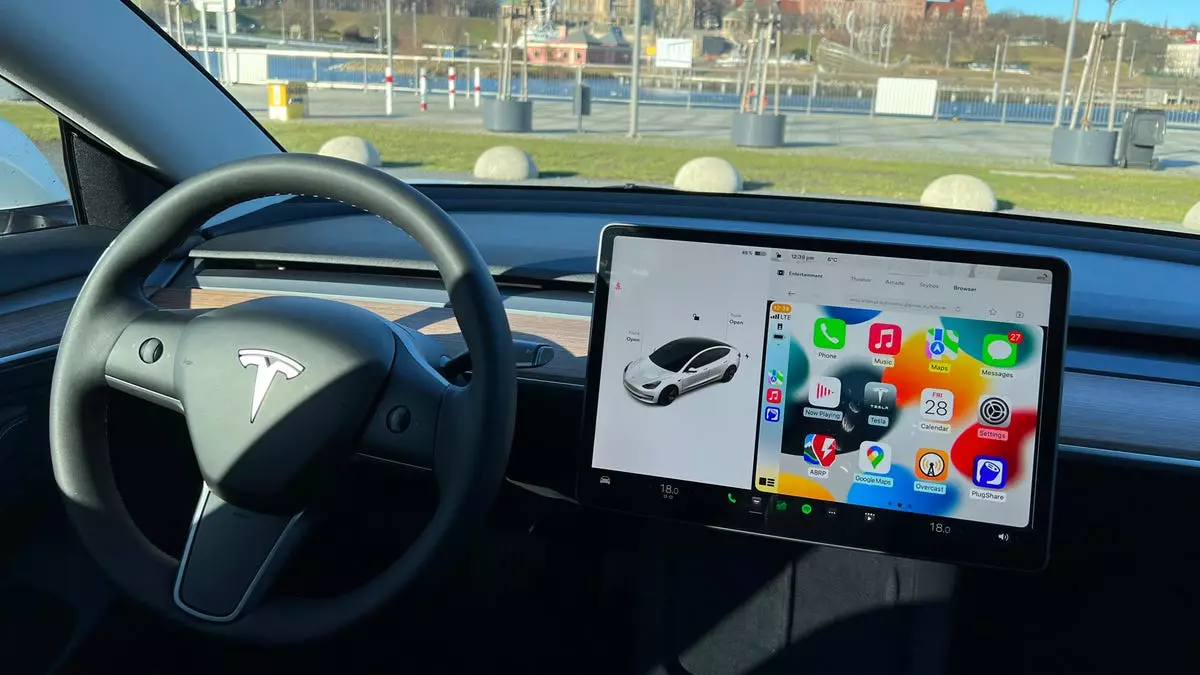 Tesla د CarPlay یا Android Auto چلولو سره