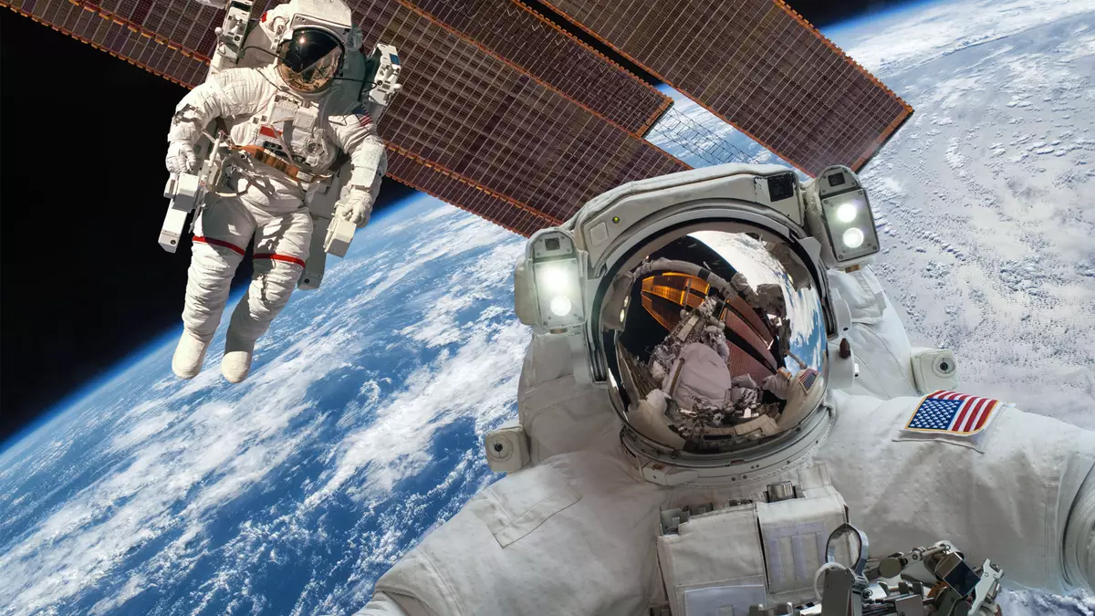 Международна космическа станция и астронавт в открития космос