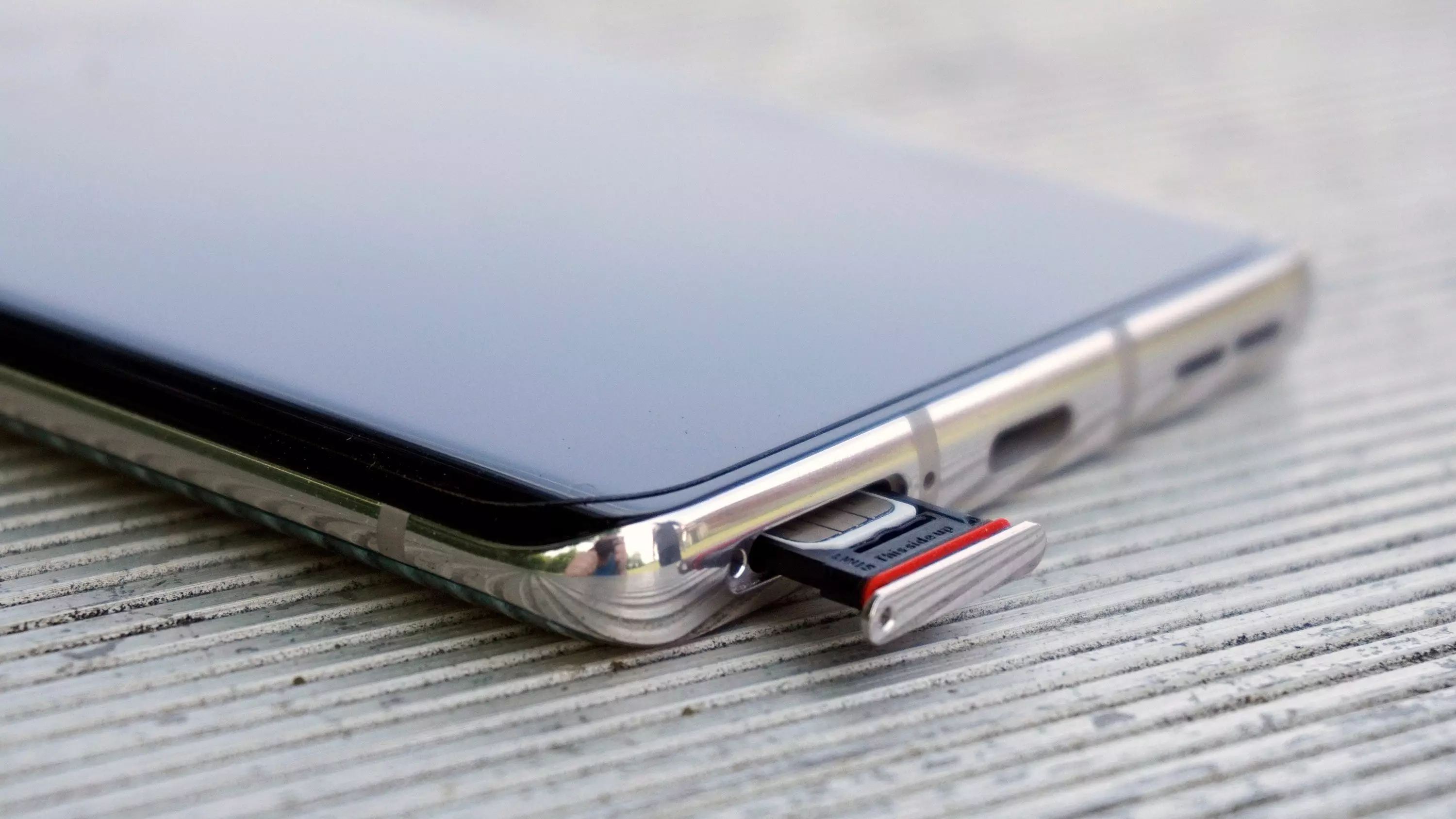 OnePlus 8 SIM card slot