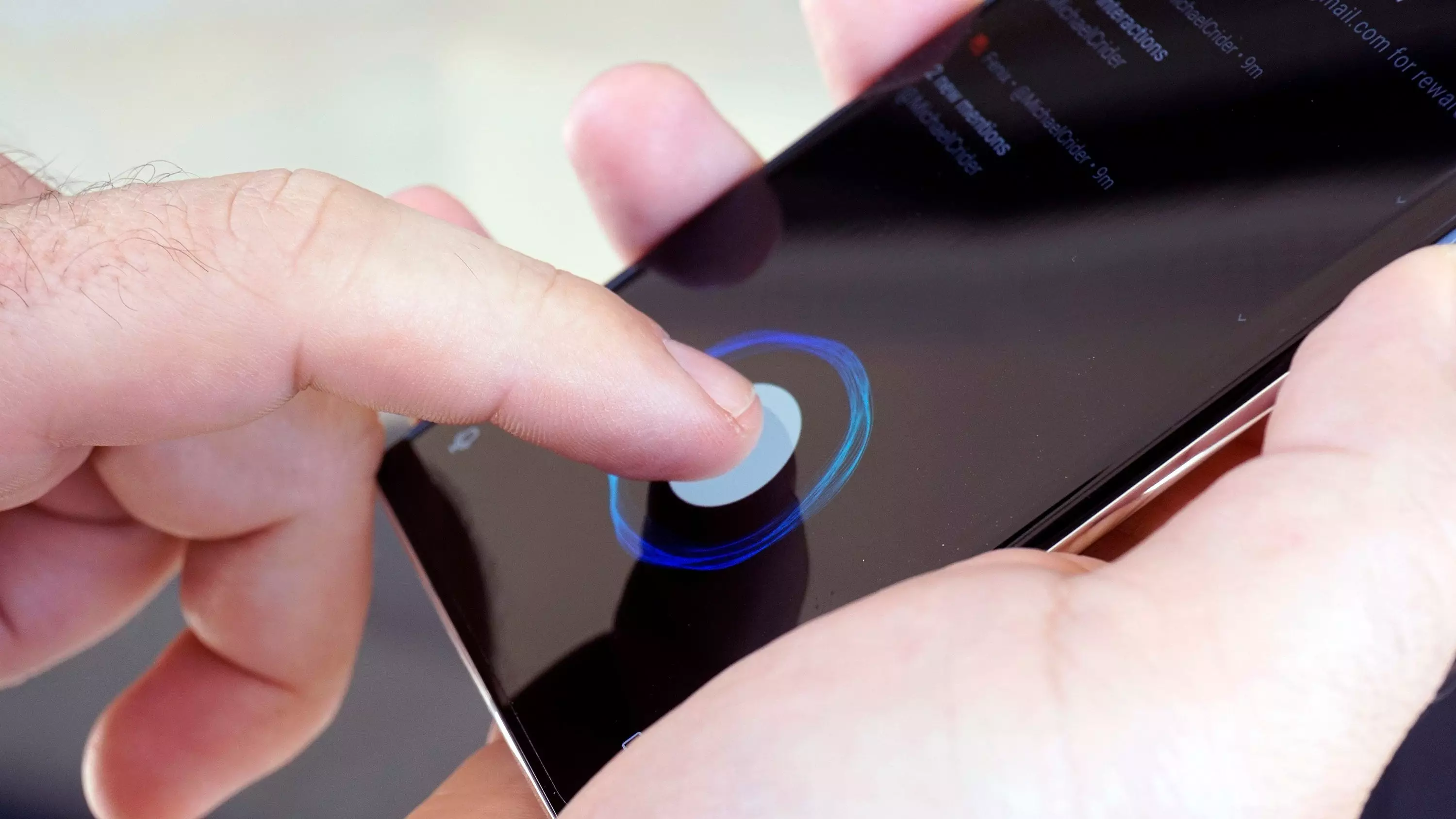 OnePlus 8 ከማያ ገጽ ስር የጣት አሻራ ዳሳሽ