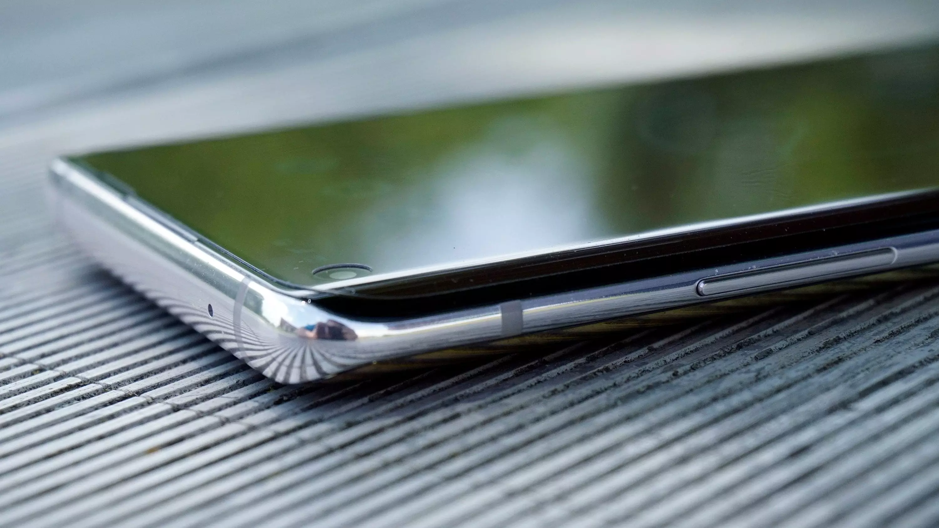 OnePlus 8 tepi melengkung.