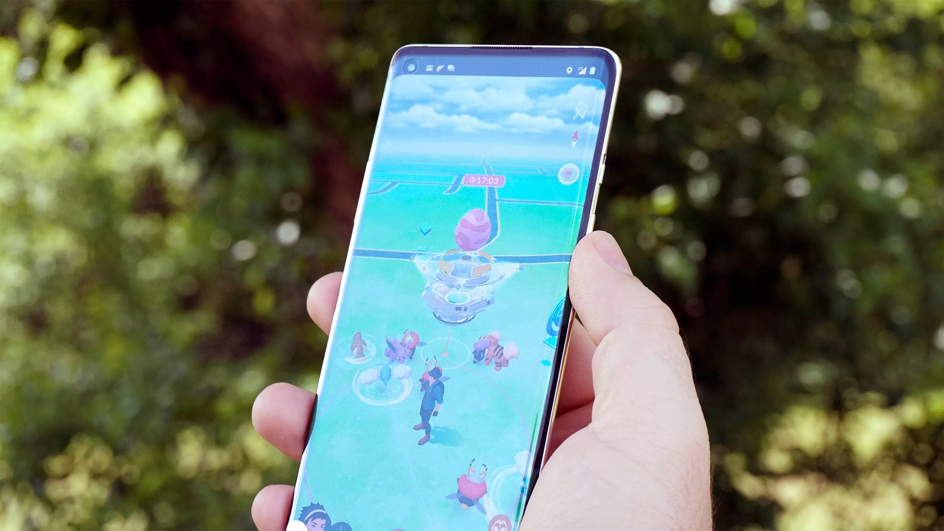OnePlus 8 jogando Pokémon Go