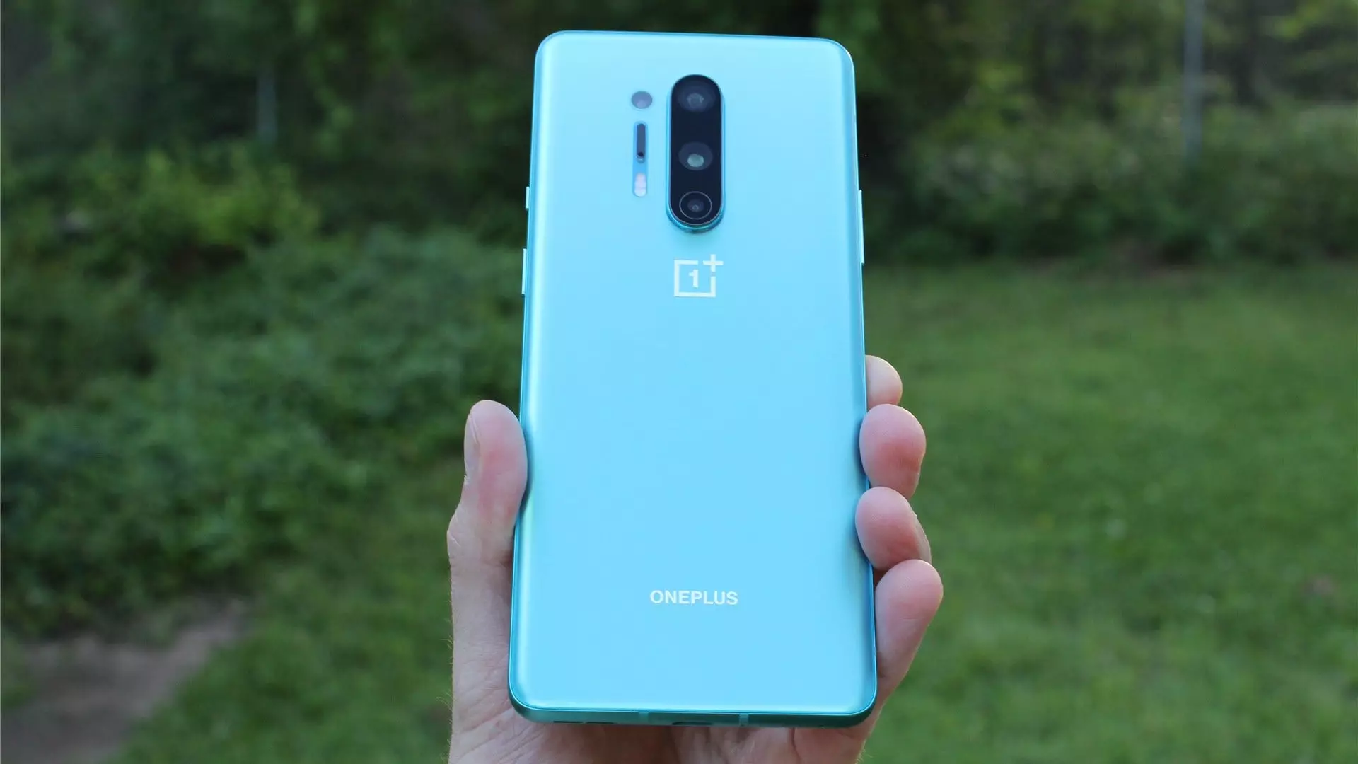 OnePlus 8 Pro i Glacial Green.