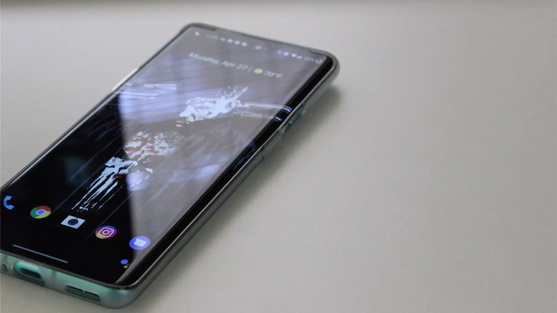 OnePlus 8 Pro yana kwance akan farar tebur