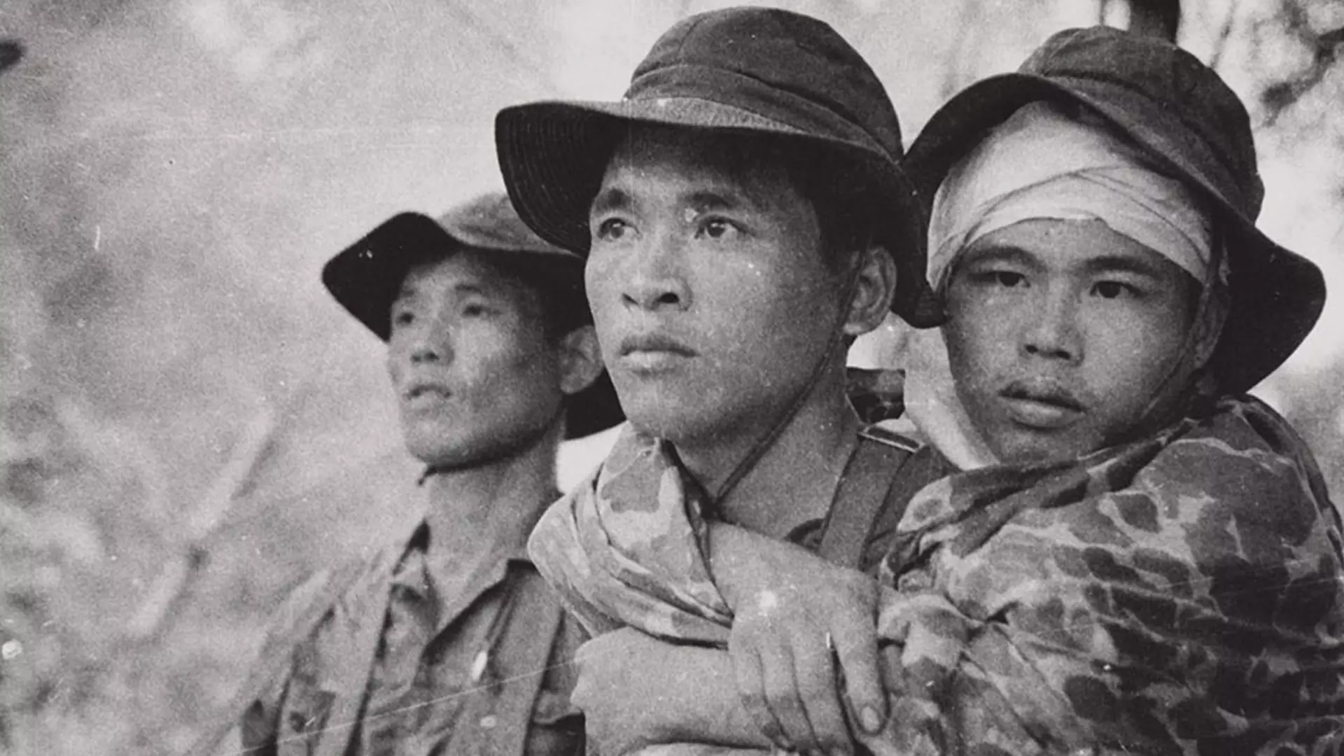 Gambar tiga lelaki muda Vietnam dalam kepenatan.