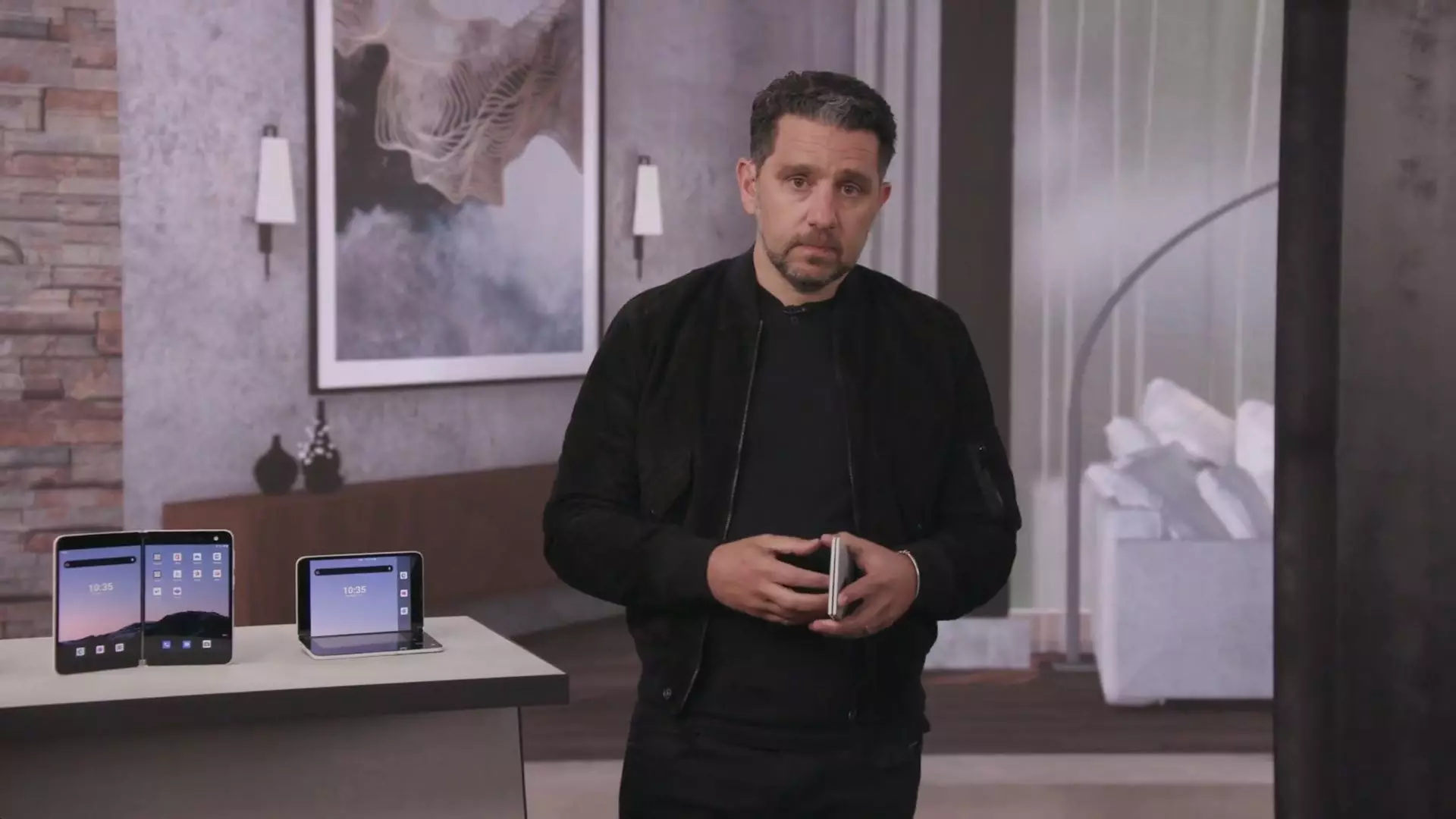Microsoft tworzy obudowę Surface Duo w 35-minutowej wersji demonstracyjnej