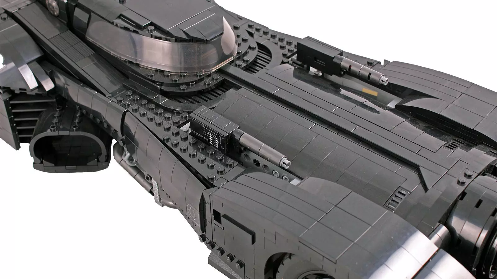 A closeup tal-LEGO Batmboile bil-pistoli mgħollija.