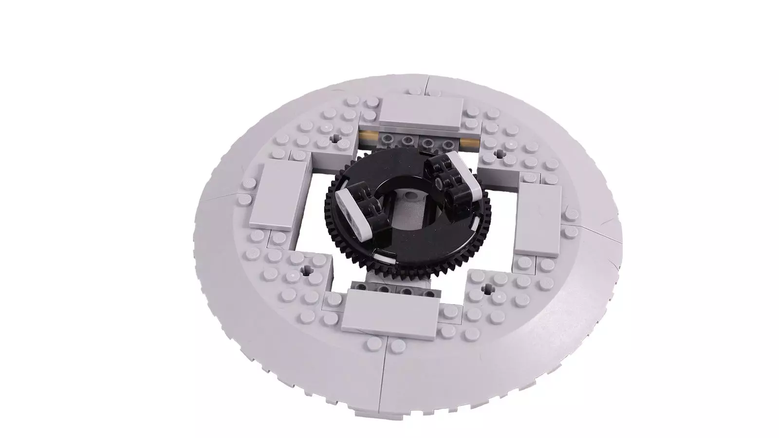 Крупный план механизма поворотного стола LEGO.