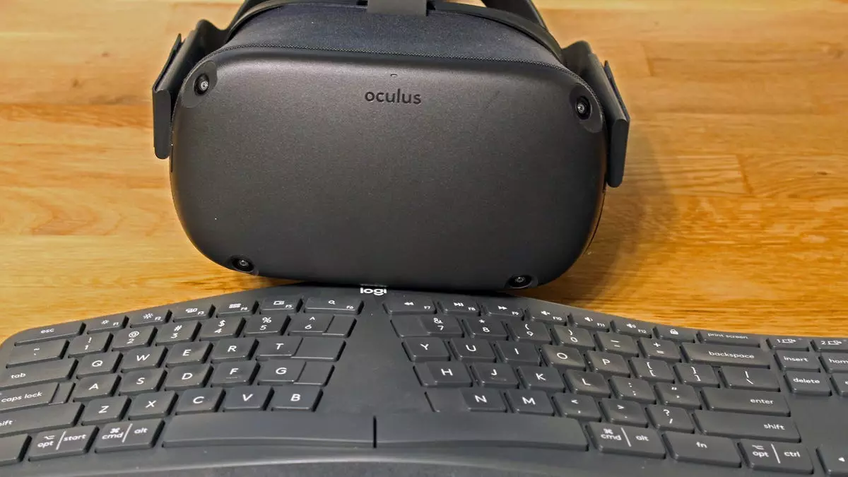 Oculus Quest di depan keyboard ergonomis Logitech.