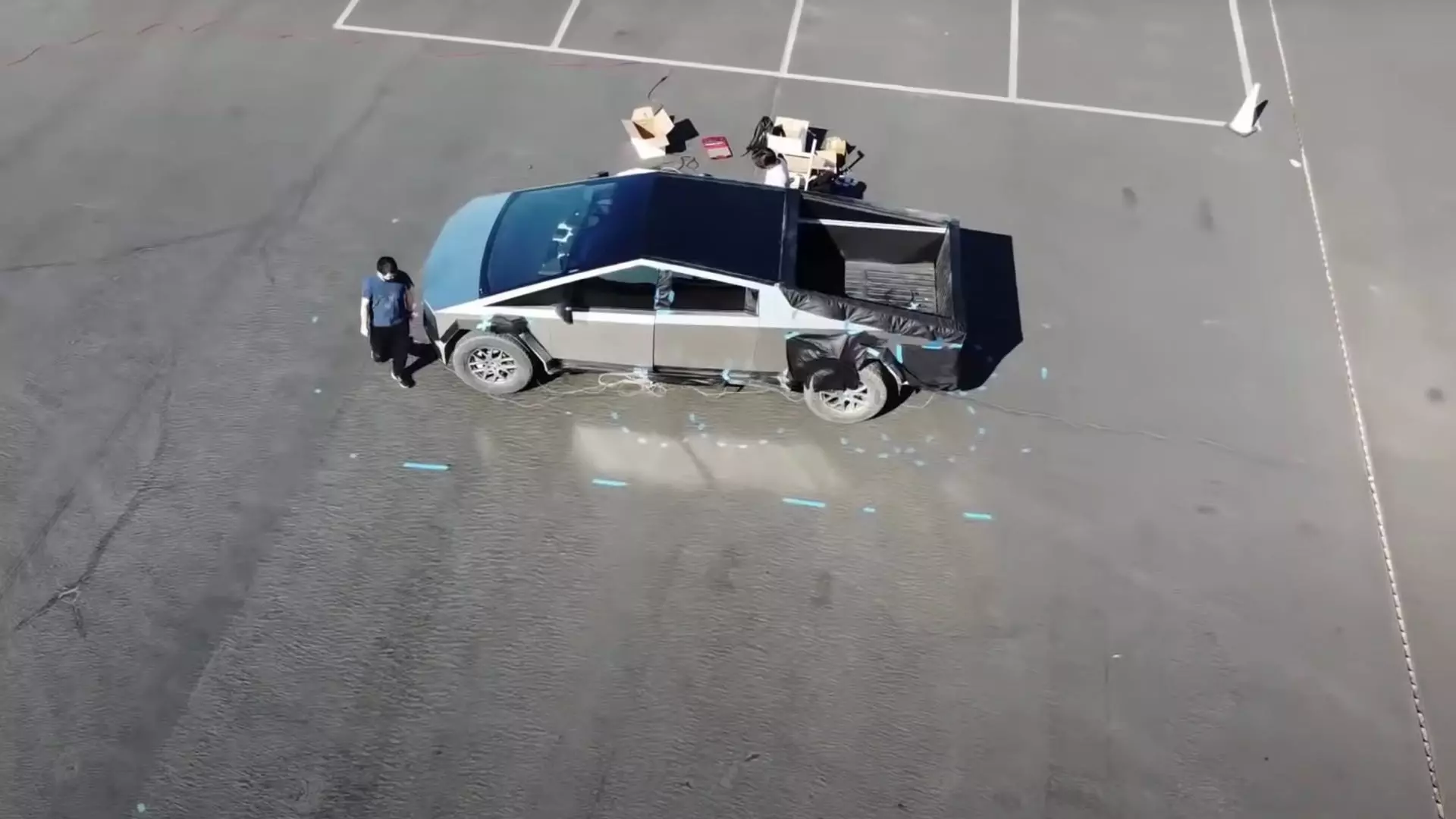 Dai un'occhiata all'ultimo prototipo di Cybertruck di Tesla in questo filmato di droni