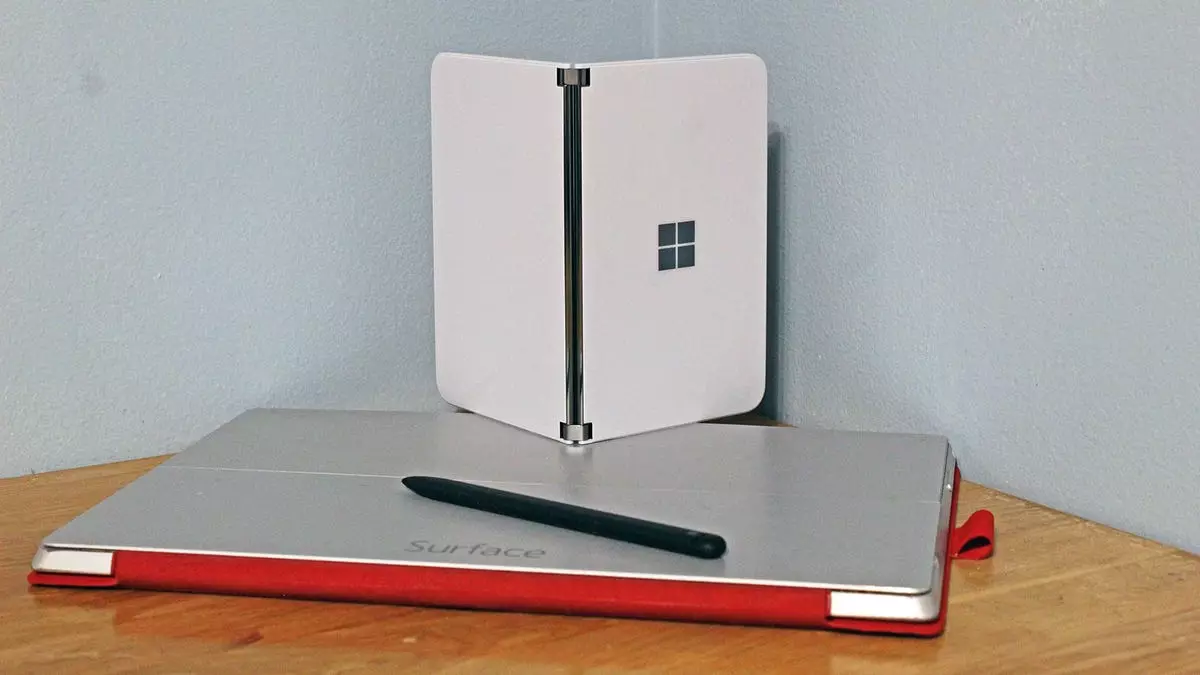 Surface Duo ที่ด้านบนของ Surface Pro 3 และ Surface Slim Pen