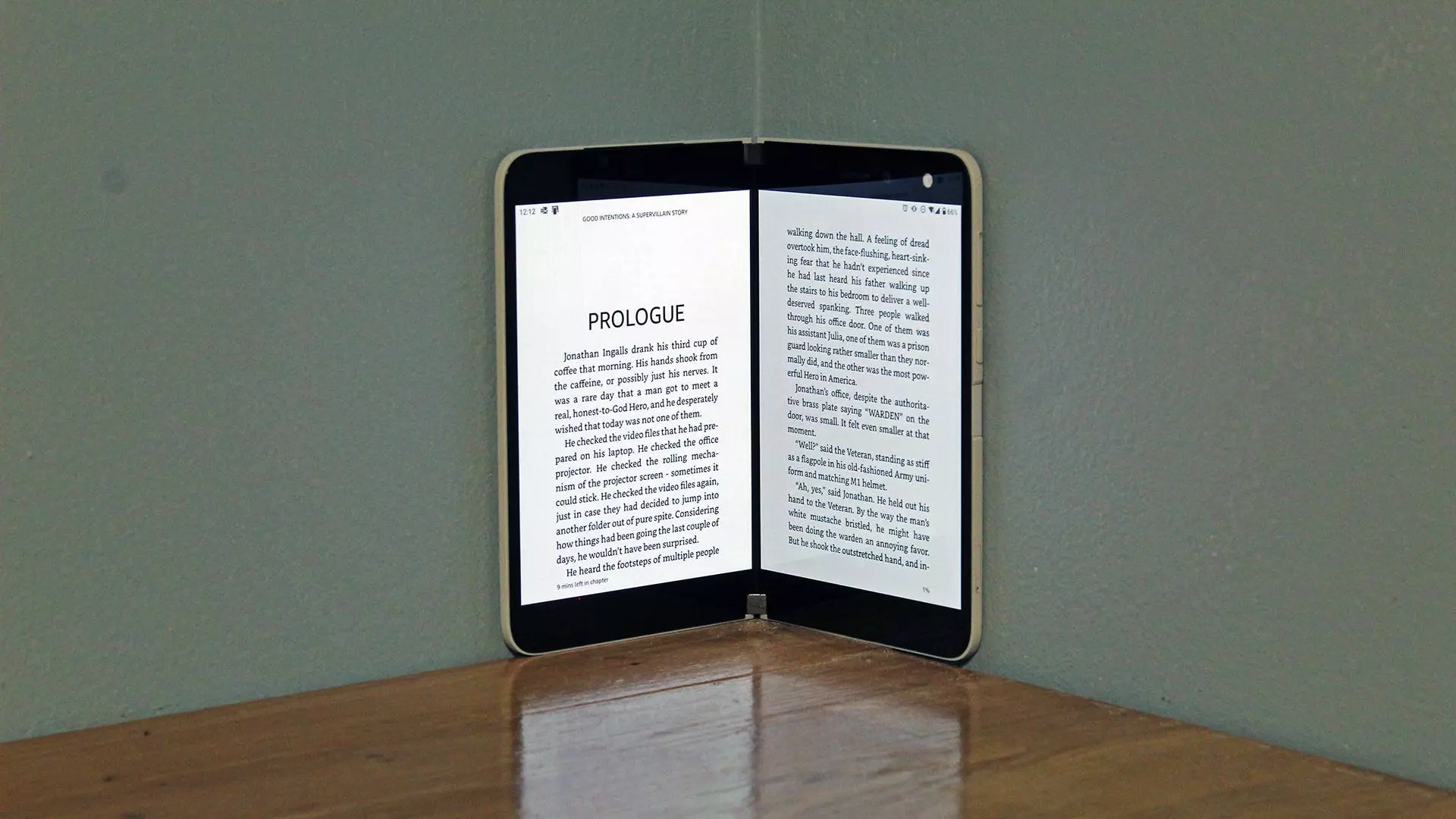 Duo-তে একটি Kindle অ্যাপ খোলা, প্রতিটি ডিসপ্লেতে একটি পৃষ্ঠা।