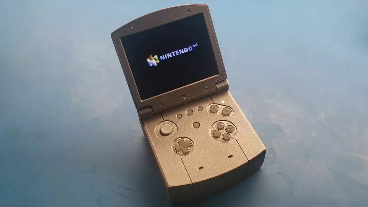 En N64 pakket inn i en overdimensjonert Game Boy Advance-veske.